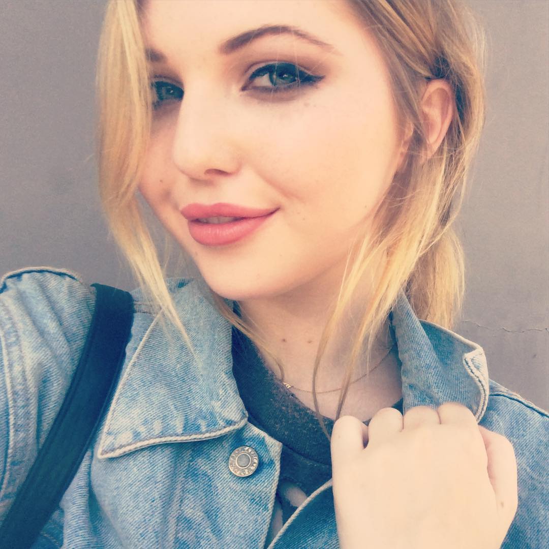 Sammi Hanratty Pictures